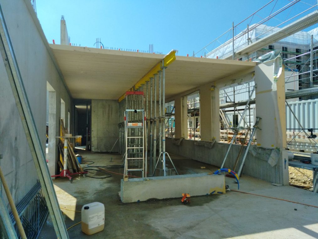 Les premiers éléments avec isolation en paille insufflée sont en cours de pose sur le chantier ...